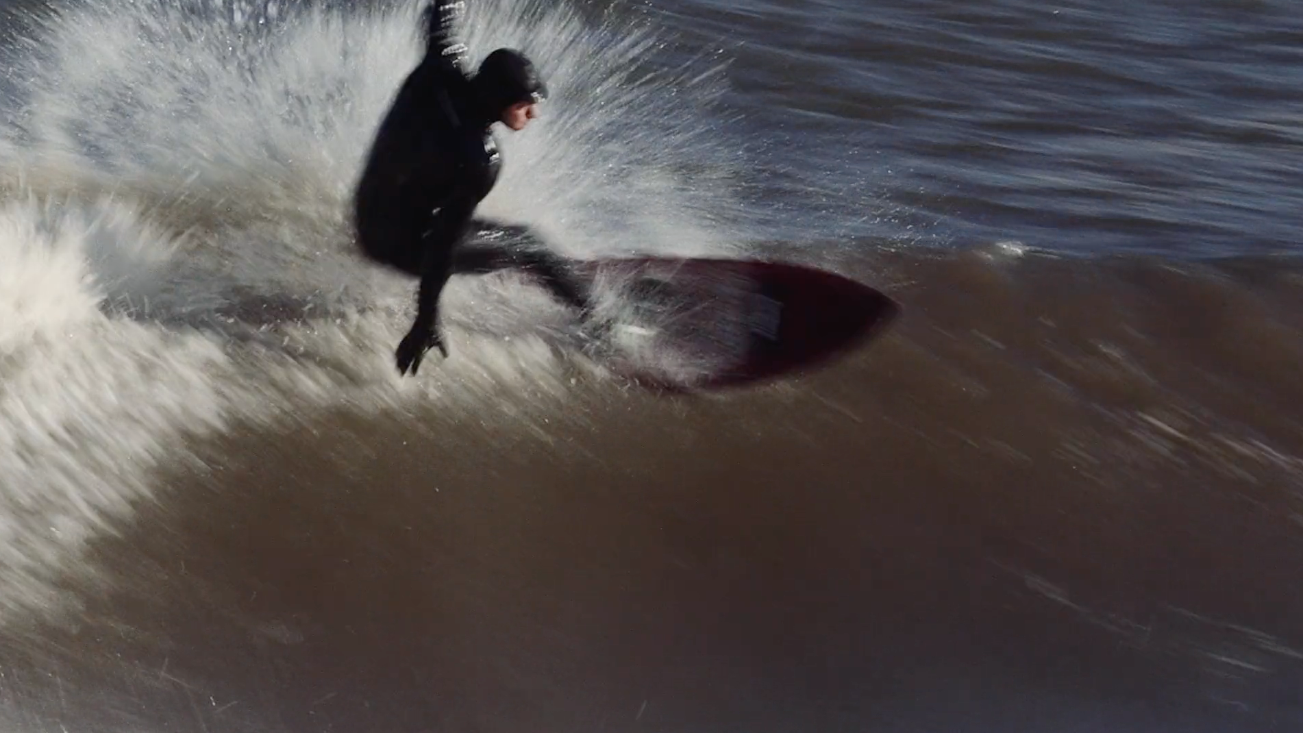 Un surfeur australien sublime les vagues du nord-est de l'Angleterre ...