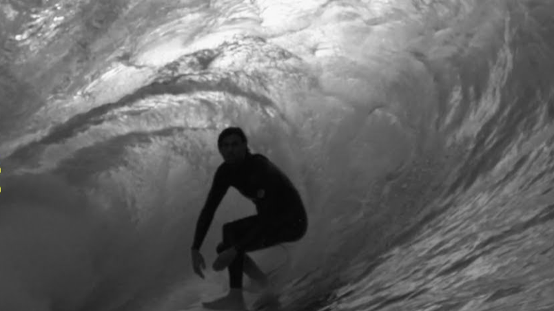 Kipp Caddy sur un slab rapide en eau peu profonde, Ce jeune chargeur ...