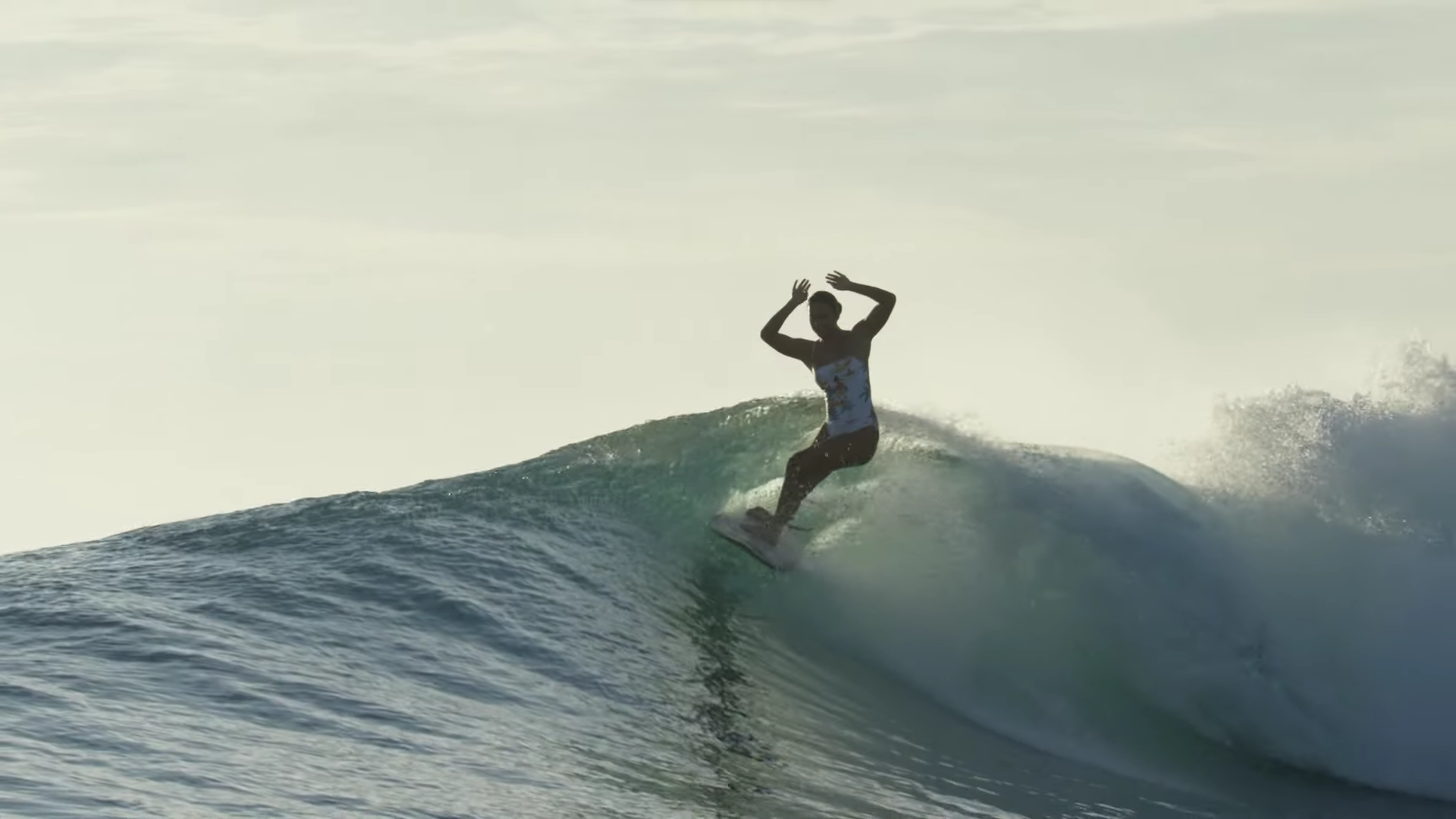 Alanna Parra et Mainei Kinimaka par Jack Coleman, Du longboard en ...